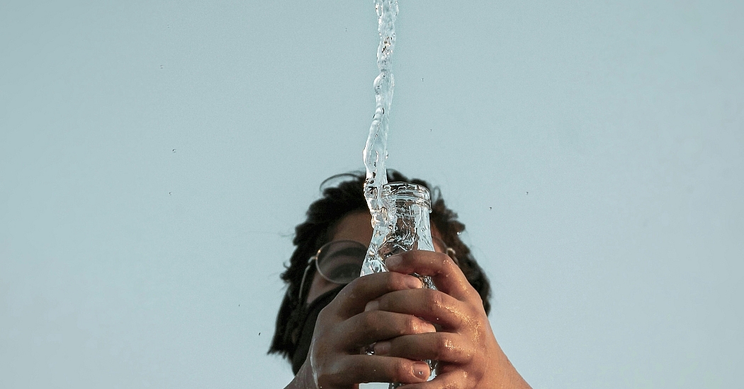 Da li povećani unos vode zaista poboljšava zdravlje? – Simptom