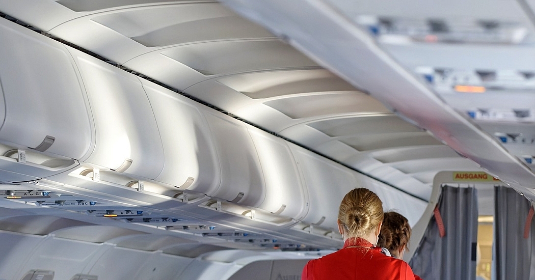 Stjuardesa otkrila najgore piće koje možete da naručite u avionu – Simptom